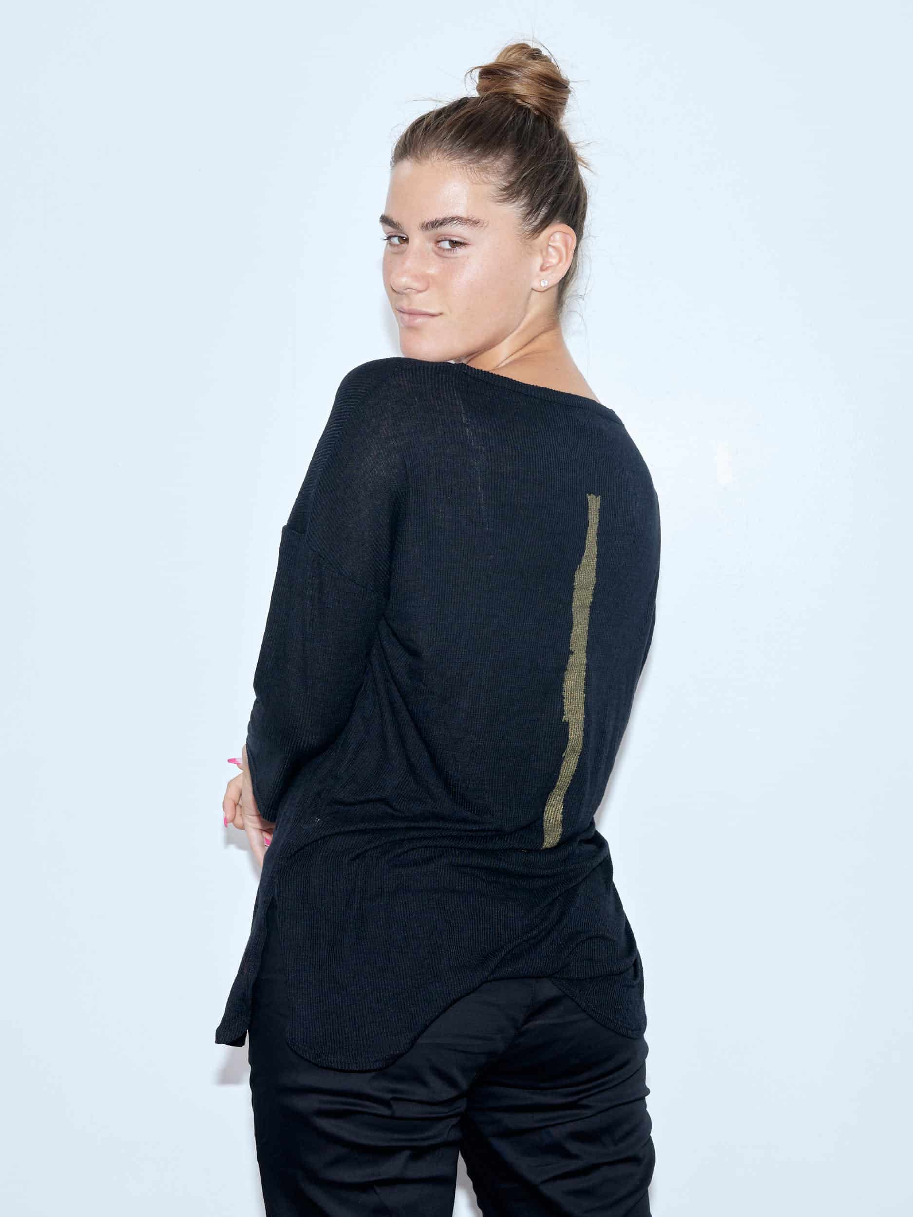 סטנד-חולצת וי שחורה - ARTWEAR